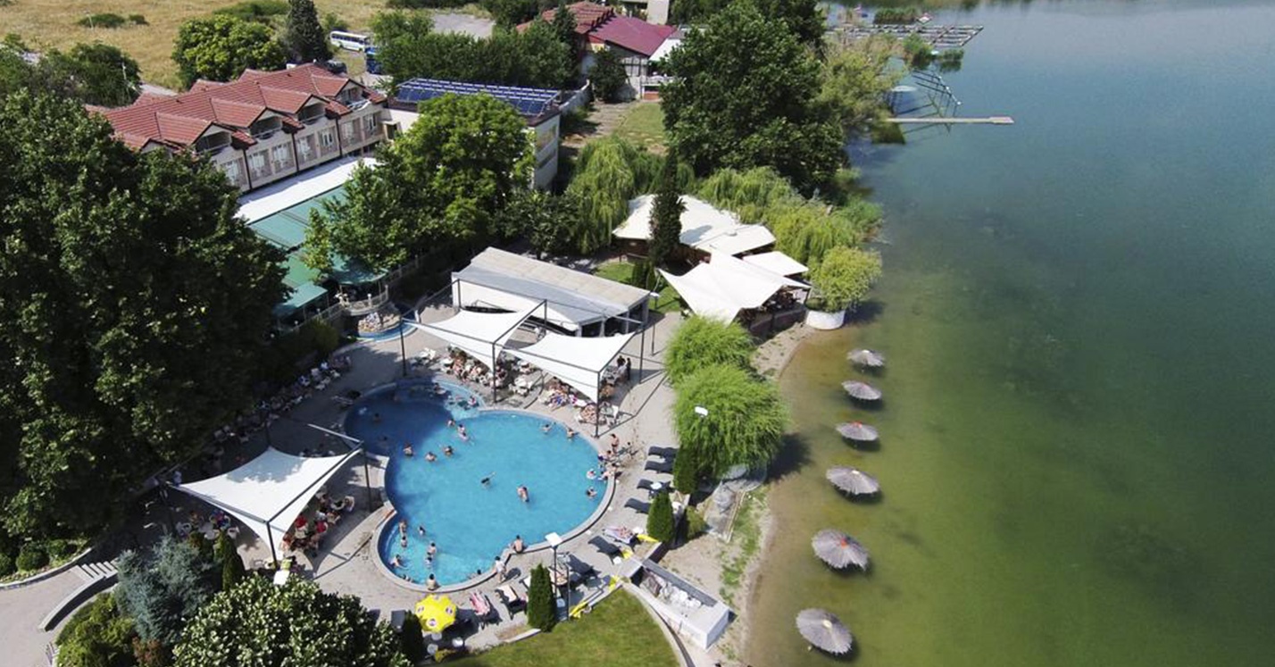 Хотел „Романтик“ на езеро „Младост“, позната дестинација на транзитни ...