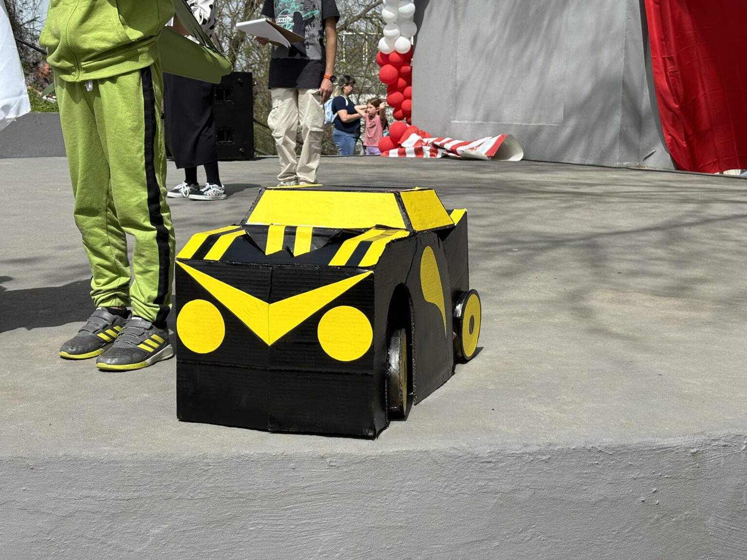 (фото и видео) Априлијада во Велес со повеќе од 800 деца облечени во ...